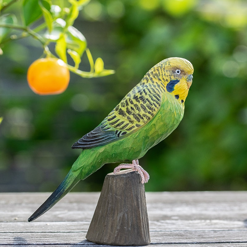 Håndskåret Undulat i træ. Dekorativ gaveidé til børn
